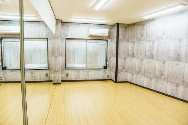 24時間営業！梅田中崎町地域最安値で当日予約可能のレンタルダンススタジオです。完全個室の全面鏡張でダンス練習ができます！ 2枚目