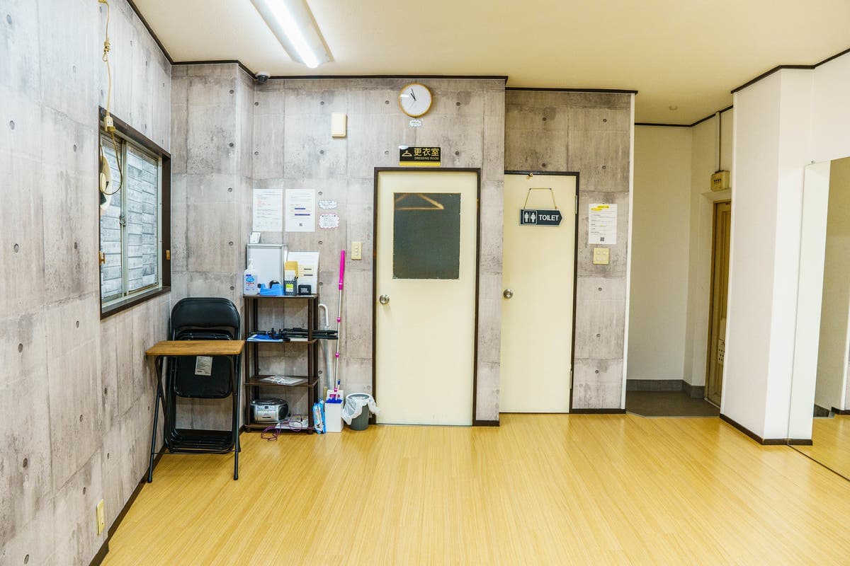 24時間営業！梅田中崎町地域最安値で当日予約可能のレンタルダンススタジオです。完全個室の全面鏡張でダンス練習ができます！ 4枚目