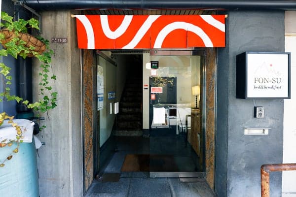 大阪市西区｜ヴィンテージビルをリノベーションしたデザインホステルのラウンジを貸切る 5枚目