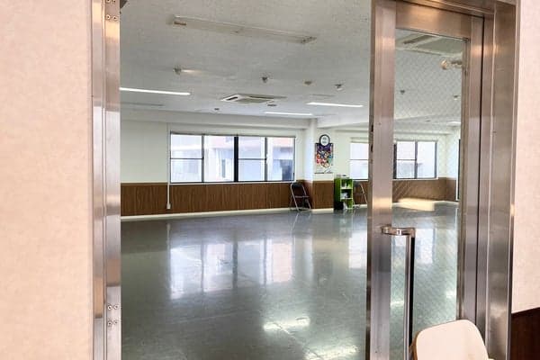 【YTJ西宮 3Fスタジオ】西宮北口駅から徒歩５分・鏡張りのダンスやレッスンに最適なスタジオです 2枚目