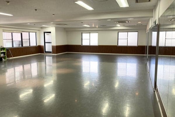 【YTJ西宮 3Fスタジオ】西宮北口駅から徒歩５分・鏡張りのダンスやレッスンに最適なスタジオです 3枚目