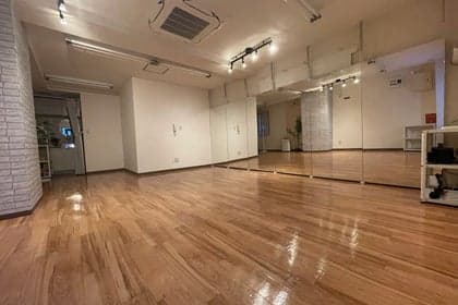 【JR横浜駅徒歩5分】地域最安級、30平米レンタルスタジオ。調光可能。ヨガマット5枚完備無料！