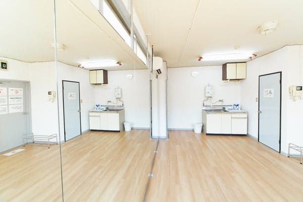 新規オープン＜市川駅１分＞ダンスができるレンタルスタジオ/幅4.2m高さ1.8の鏡付き/少人数グループ・個人練習に最適 1枚目