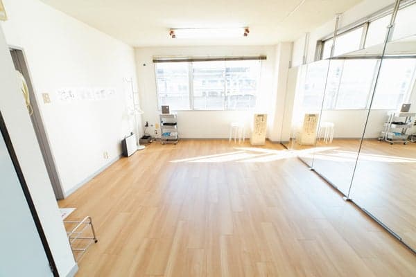 新規オープン＜市川駅１分＞ダンスができるレンタルスタジオ/幅4.2m高さ1.8の鏡付き/少人数グループ・個人練習に最適 2枚目