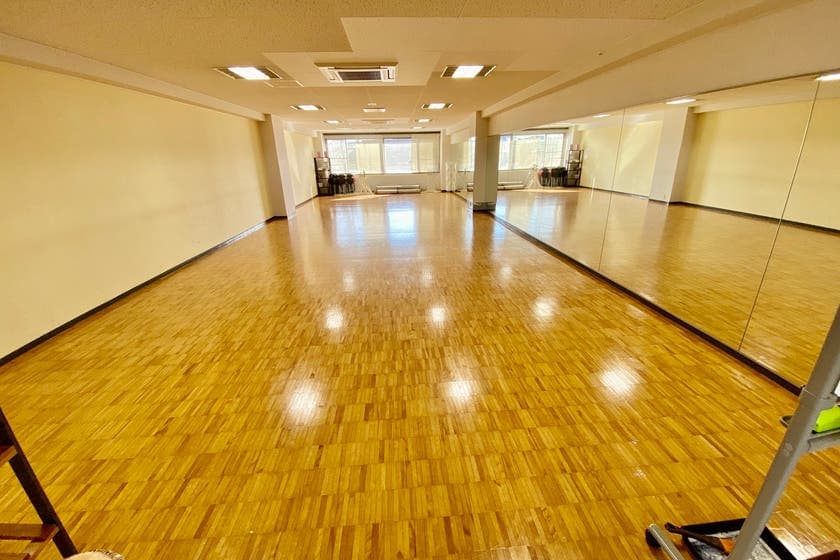 JR奈良、近鉄新大宮から徒歩6分。ダンスレッスンや練習、ヨガ、パーソナルトレーニング、ワークショップや販売会も使用歴あり