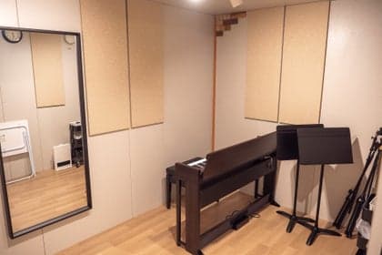 【ワオン・スタジオ横浜：Aスタジオ】電子ピアノ常設４畳の音楽スタジオ。音楽の練習・レッスン・配信に。