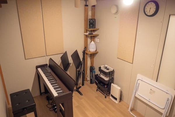 【ワオン・スタジオ横浜：Aスタジオ】電子ピアノ常設４畳の音楽スタジオ。音楽の練習・レッスン・配信に。 2枚目