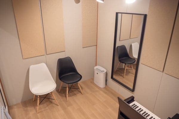 【ワオン・スタジオ横浜：Aスタジオ】電子ピアノ常設４畳の音楽スタジオ。音楽の練習・レッスン・配信に。 3枚目