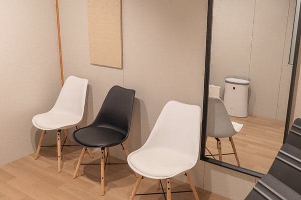 【ワオン・スタジオ横浜：Bスタジオ】シンプルな４畳の音楽スタジオ。音楽の練習・レッスン・配信に。 1枚目