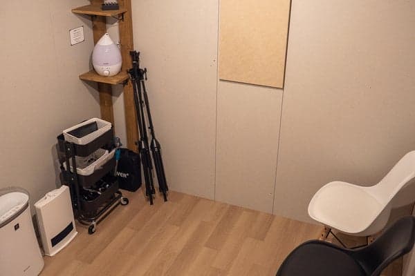 【ワオン・スタジオ横浜：Bスタジオ】シンプルな４畳の音楽スタジオ。音楽の練習・レッスン・配信に。 2枚目