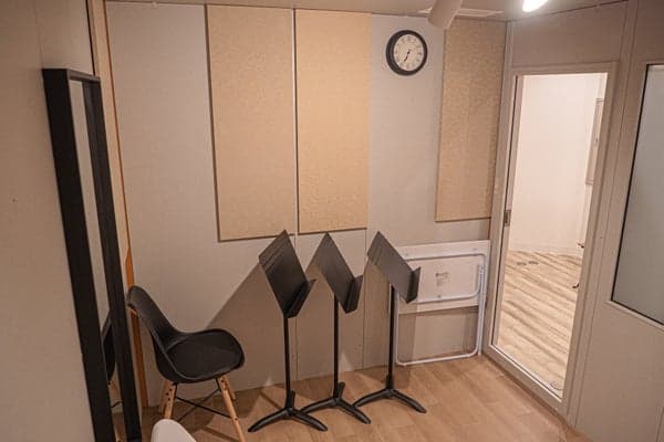 【ワオン・スタジオ横浜：Bスタジオ】シンプルな４畳の音楽スタジオ。音楽の練習・レッスン・配信に。 3枚目