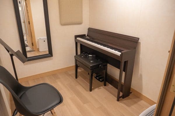 【ワオン・スタジオ横浜：Cスタジオ】電子ピアノ常設２畳の音楽スタジオ。音楽の練習に。 3枚目