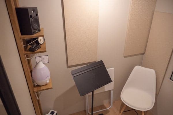 【ワオン・スタジオ横浜：Dスタジオ】シンプルな２畳の音楽スタジオ。音楽の練習に。 2枚目