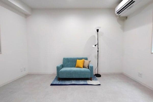 壁紙新品の白いお部屋！板橋本町駅から徒歩4分でコンパクト、静かな完全個室。毎日清掃、除菌で清潔。ご利用方法は幅広く対応可能です。 3枚目