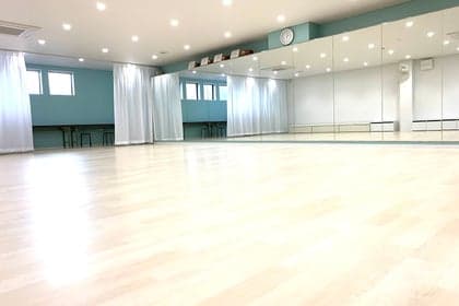 10m大型鏡、防音、無料Wi-Fi、大型ホワイトボード、音響完備のダンススタジオ