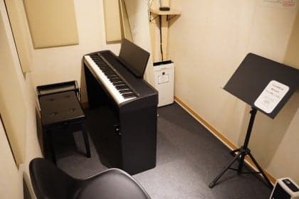 【ワオン・スタジオ赤羽：Aスタジオ】電子ピアノ常設３畳の音楽スタジオ。音楽の練習・レッスンに。