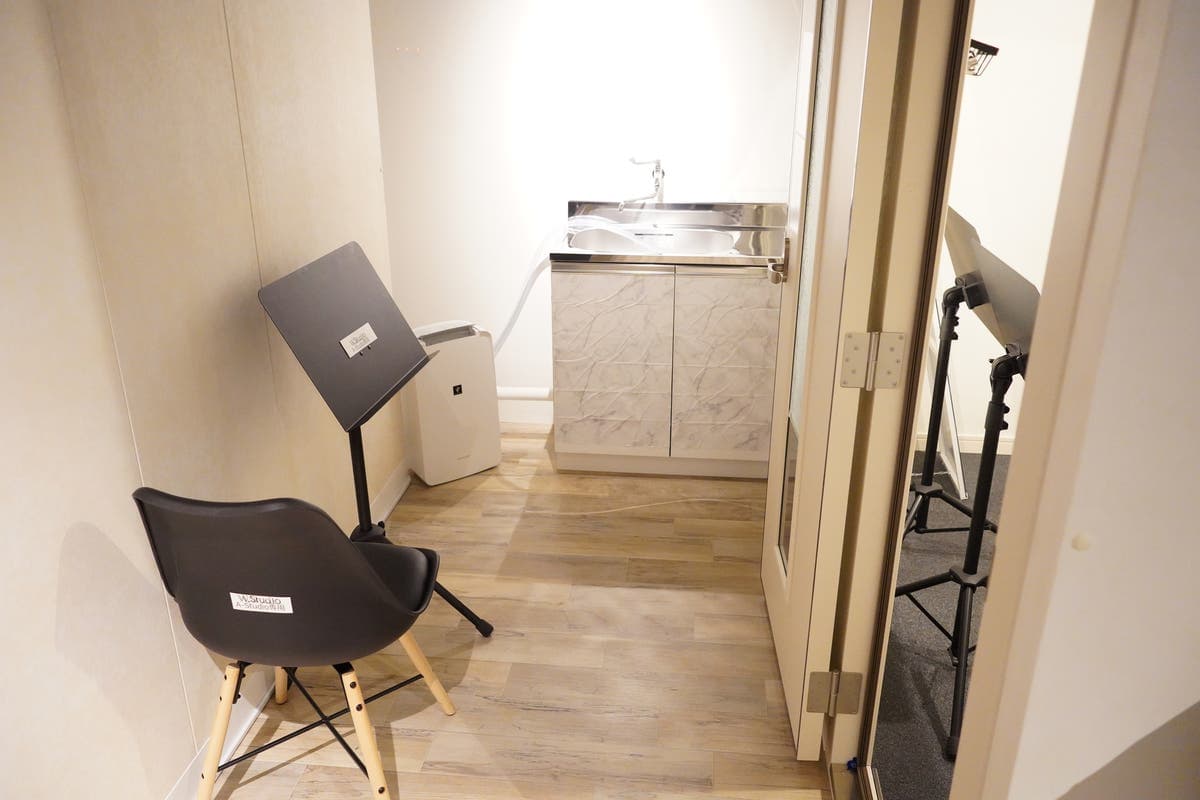 【ワオン・スタジオ赤羽：Bスタジオ】シンプルな３畳の音楽スタジオ。音楽の練習・レッスンに。 4枚目