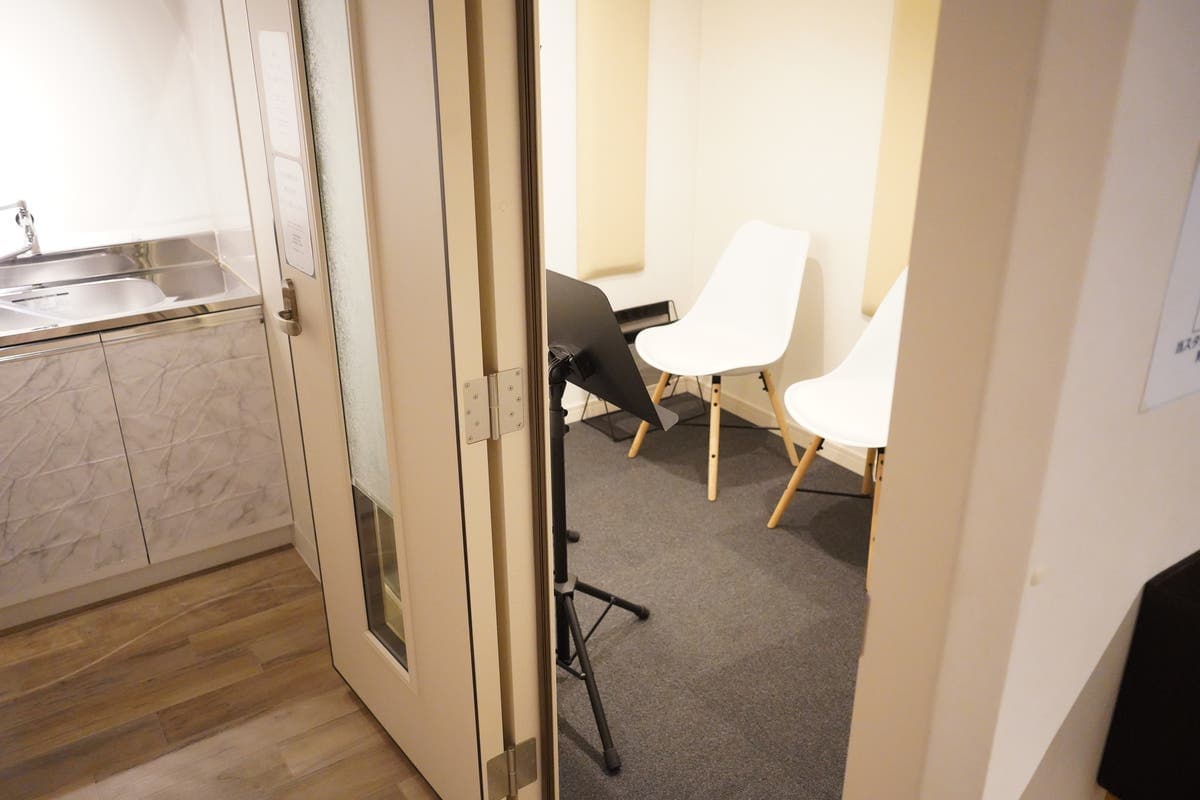【ワオン・スタジオ赤羽：Bスタジオ】シンプルな３畳の音楽スタジオ。音楽の練習・レッスンに。 5枚目