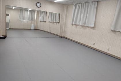 【豊田市駅6分/提携駐車場3時間無料】ダンスリューム床に大型鏡設置の防音スタジオ。楽器練習やお教室の開講に♪