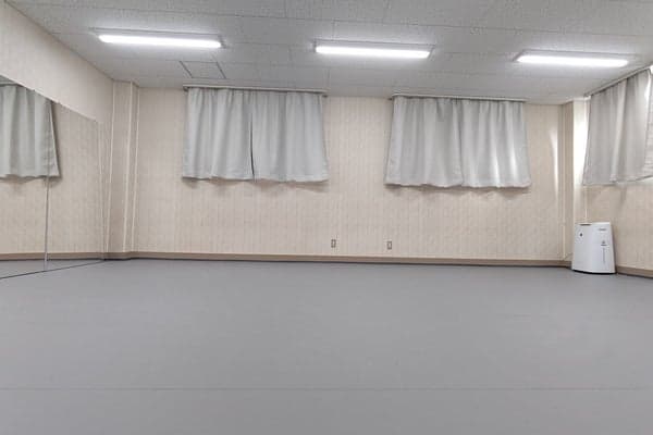 【豊田市駅6分/提携駐車場3時間無料】ダンスリューム床に大型鏡設置の防音スタジオ。楽器練習やお教室の開講に♪ 2枚目