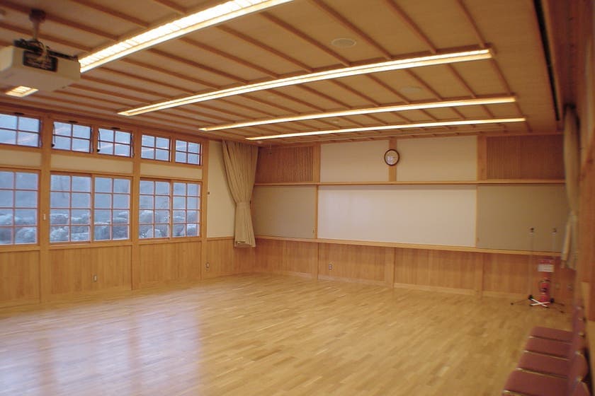研修室１- 150インチスクリーンのある明治時代の尋常高等小学校を移築復元した教室です。