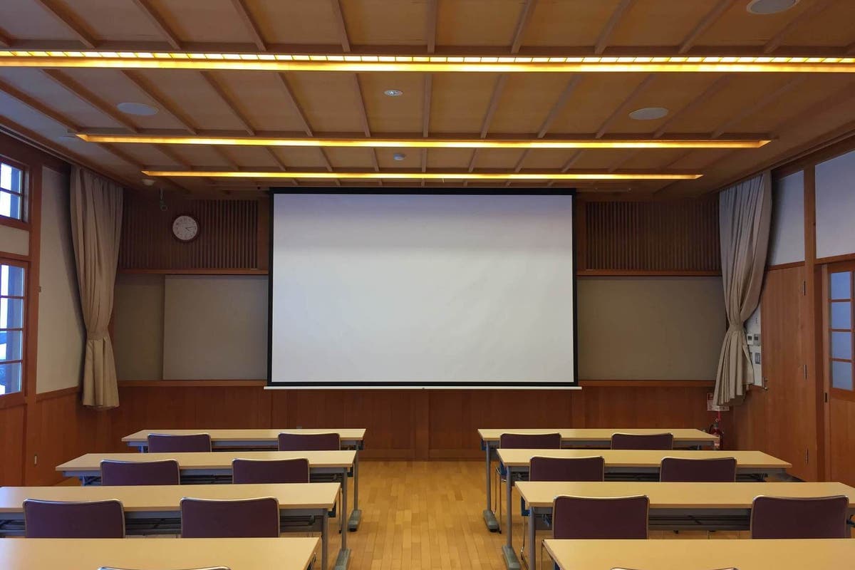 研修室１- 150インチスクリーンのある明治時代の尋常高等小学校を移築復元した教室です。 2枚目