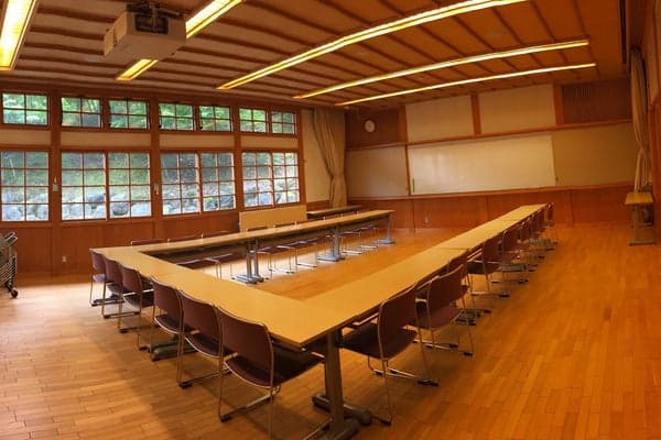 研修室１- 150インチスクリーンのある明治時代の尋常高等小学校を移築復元した教室です。 3枚目