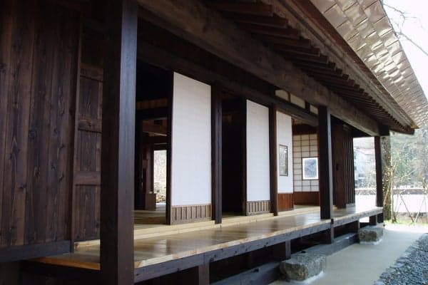 縁側のある古民家和室 - 江戸時代の古民家を移築・復元した俳句の館風生庵 3枚目