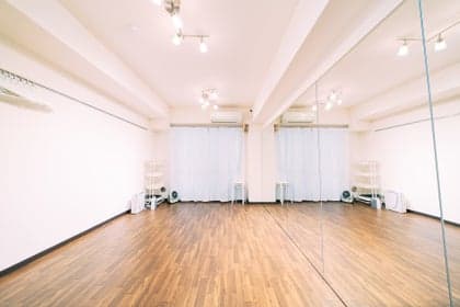 ＜新大久保駅3分＞ダンスができるレンタルスタジオ/幅5.4m高さ1.8の鏡付き/少人数グループ・個人練習に最適