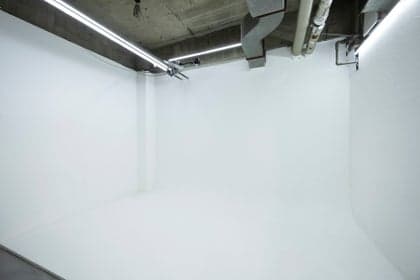 激安白ホリスタジオ、撮影機材無料、美しいコンクリート壁、天井高4m【新宿三丁目駅徒歩３分】
