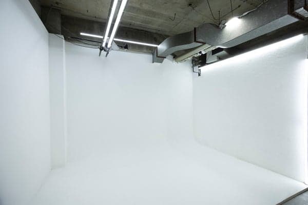 激安白ホリスタジオ、撮影機材無料、美しいコンクリート壁、天井高4m【新宿三丁目駅徒歩３分】 5枚目