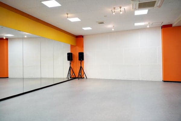 神戸三宮・広さ30坪の広めのスタジオ・ダンスやヨガなどに最適 1枚目