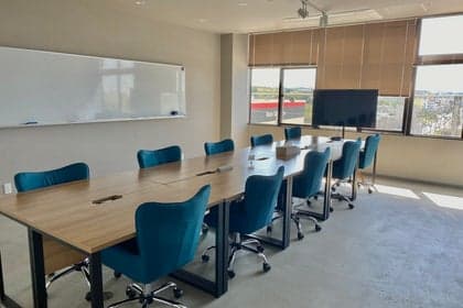 【いいオフィス豊見城】10名会議室（大）沖縄の海を連想させる青×白のコントラスト　会議室　セミナー