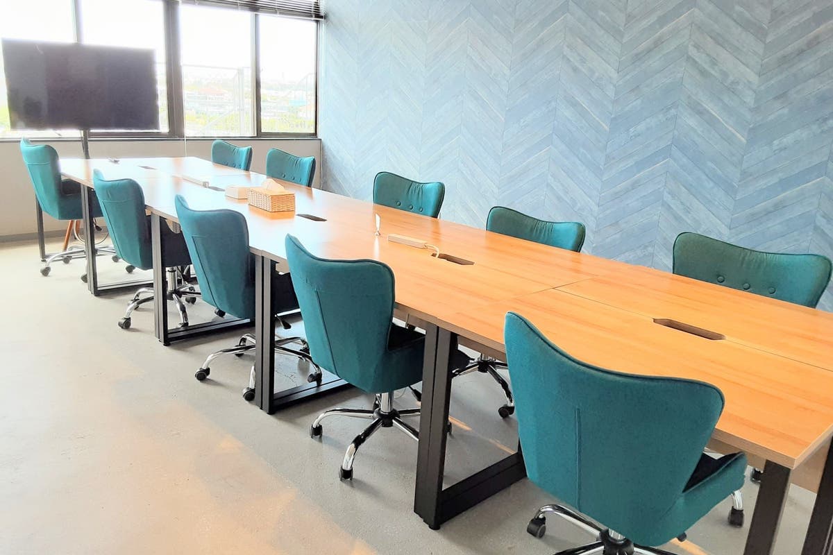 【いいオフィス豊見城】10名会議室（大）沖縄の海を連想させる青×白のコントラスト　会議室　セミナー 2枚目