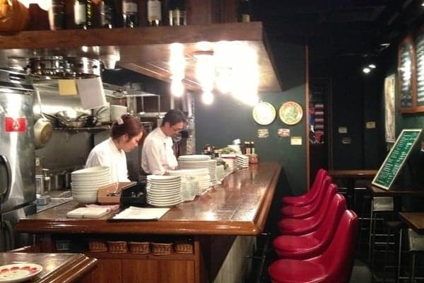 【新橋】駅チカ！！ 隠れ家レストラン2F  パーティーにぴったりのテーブル席を貸し切って イベント・撮影はいかがでしょうか？ 4枚目