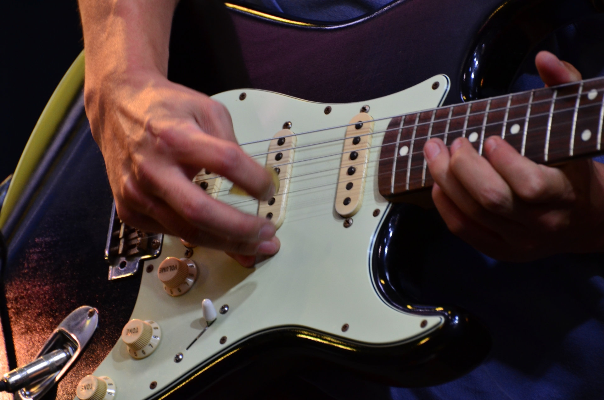 【初心者向け】アコースティックギターの弾き方・基礎知識・練習方法
