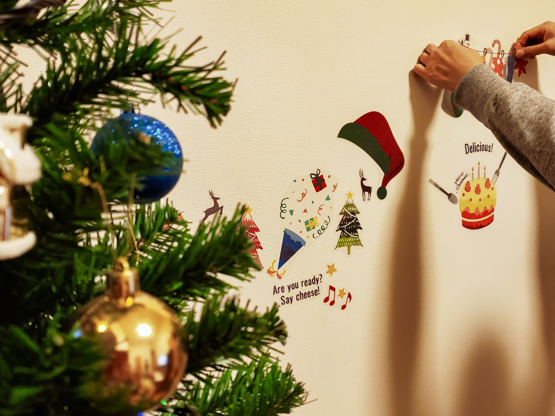 クリスマスの壁面を飾る”ウォールデコレーション”のアイデア7選｜可愛く＆コンパクトに飾り付けよう！